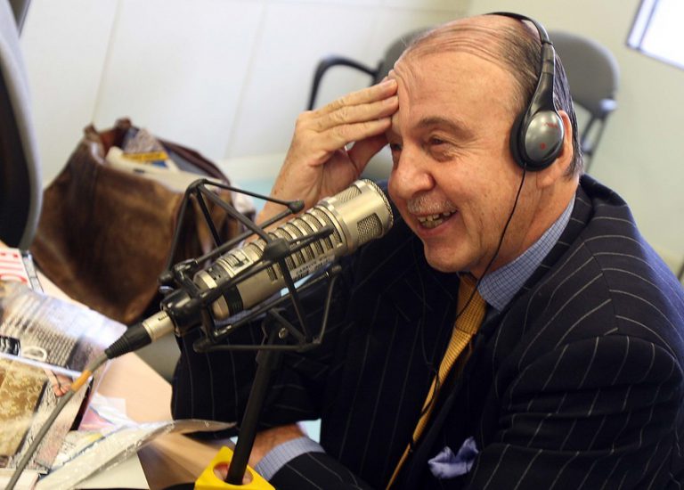 El trabajo del conductor y el coanfitrión en un programa de radio ...